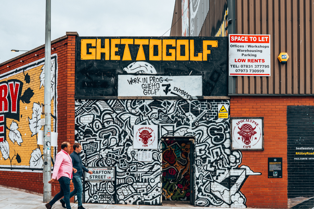 Schwarzlicht-Minigolfen bei Ghetto Golf | Reisevergnügen