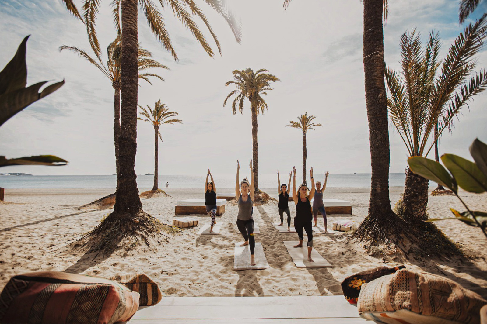 Beginne den Tag mit Yoga am Strand im Beachouse Ibiza | Reisevergnügen