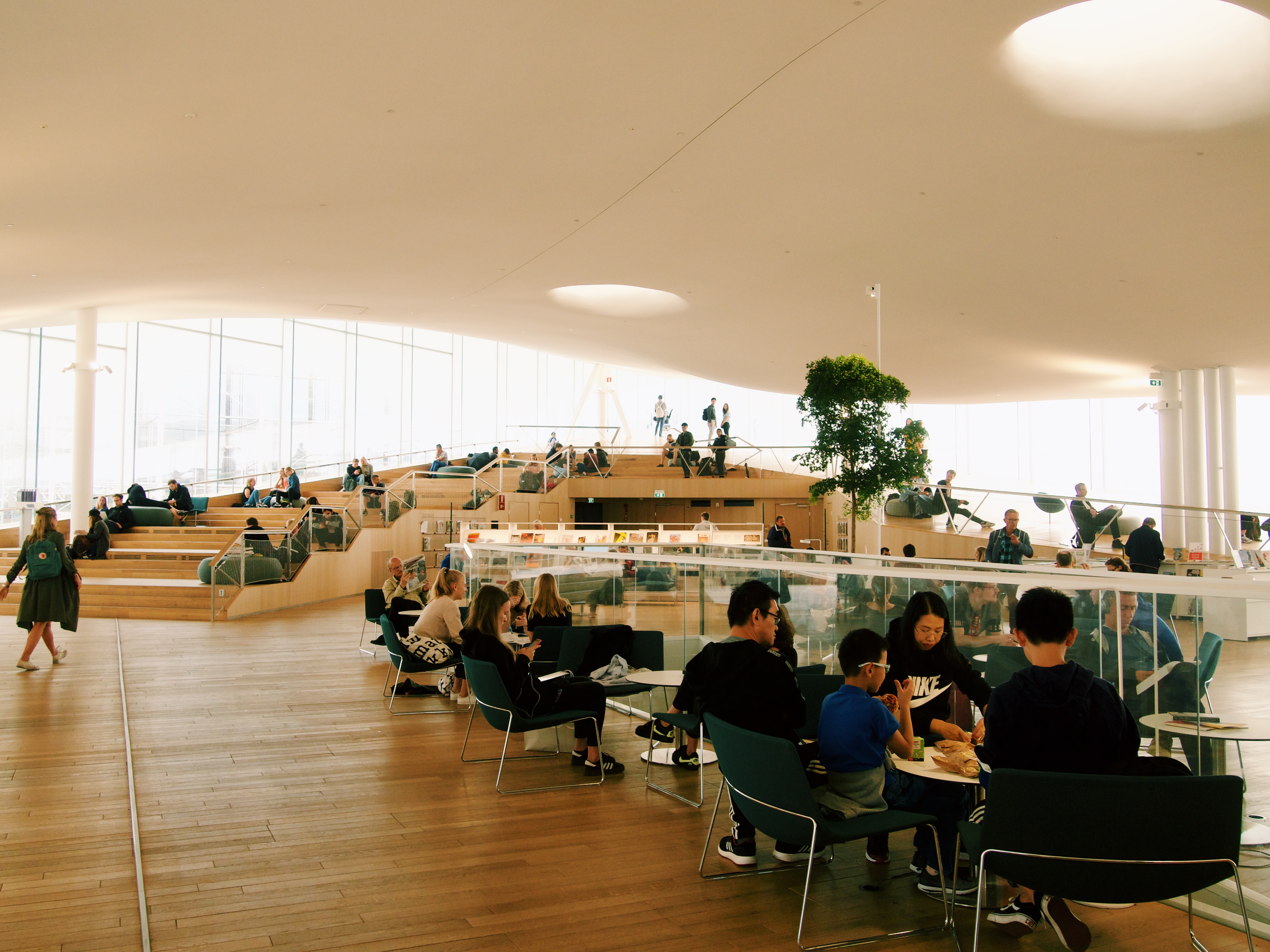 Trinke Kaffee und lies Bücher in der Central Library Helsinki ...