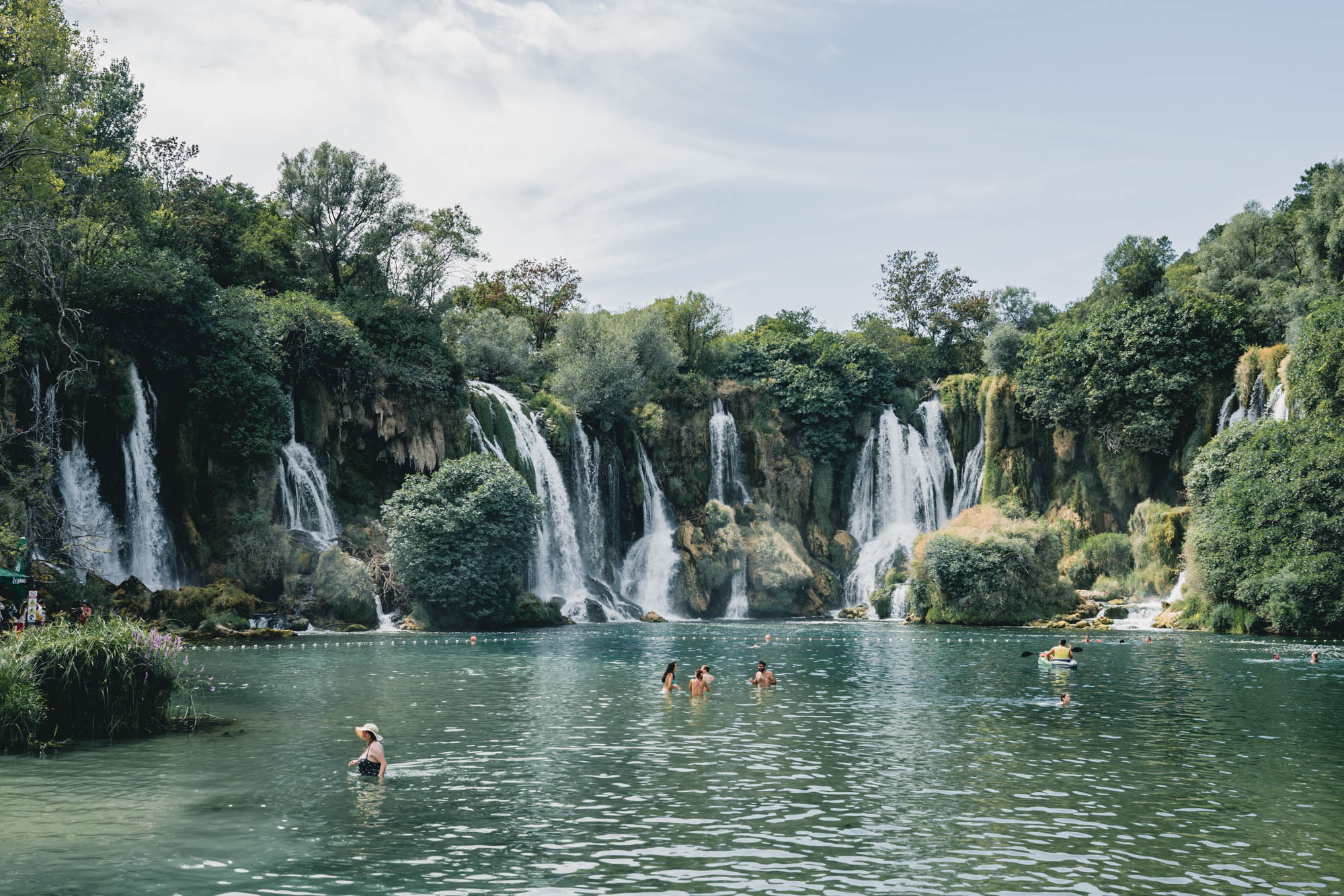 Gehe am Fuße der Kravica Wasserfälle baden | Reisevergnügen