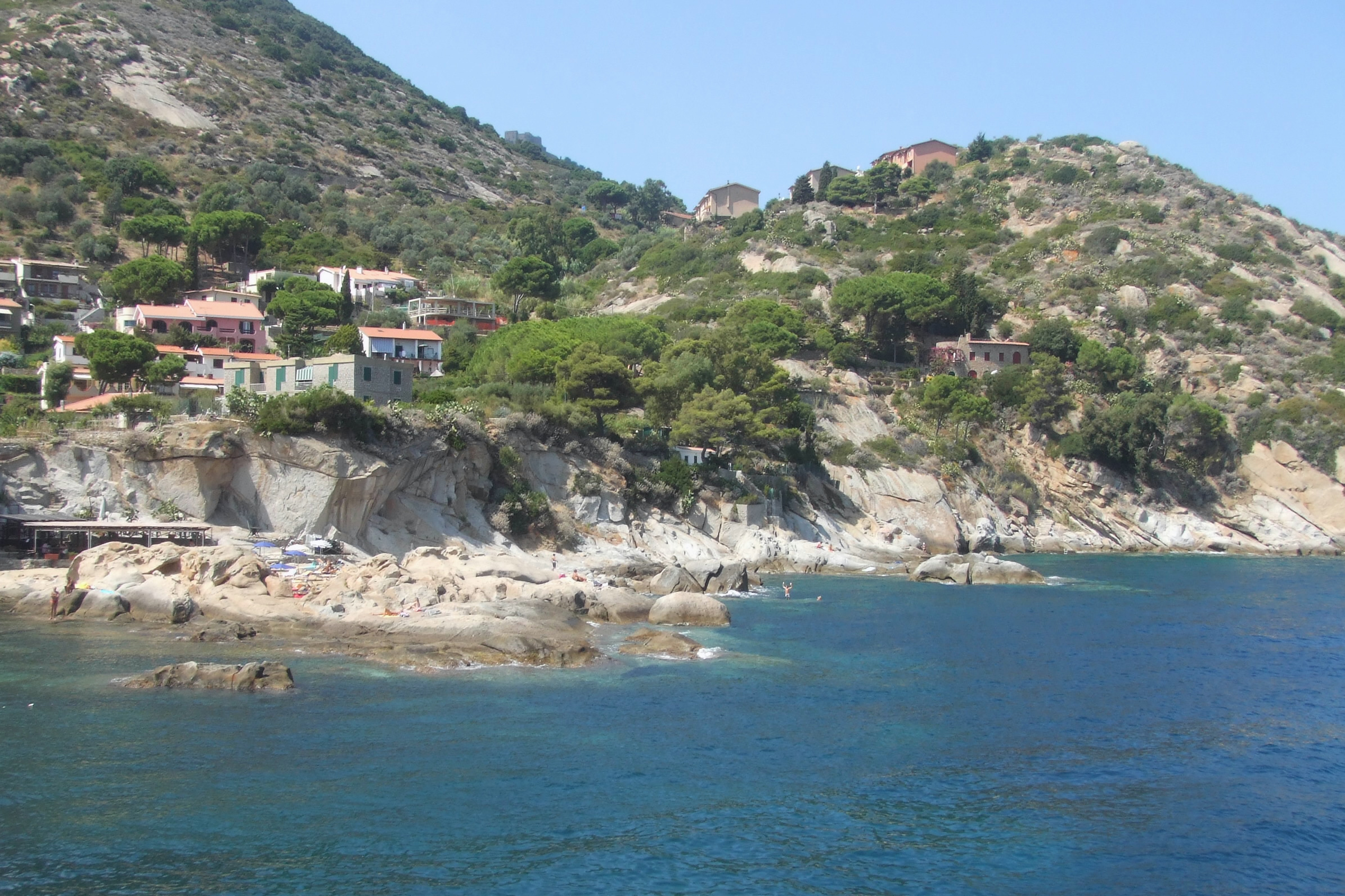 Bade im blauen Wasser vor der Insel Giglio | Reisevergnügen