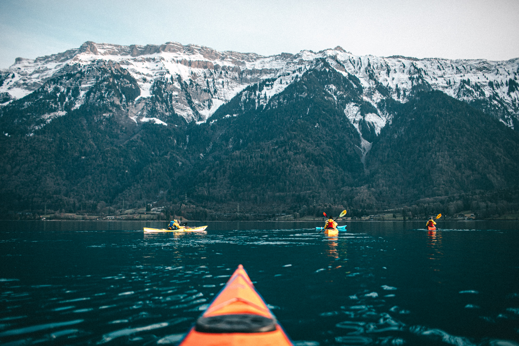 Paddele bei einer Winter-Kajaktour über den Brienzersee | Reisevergnügen