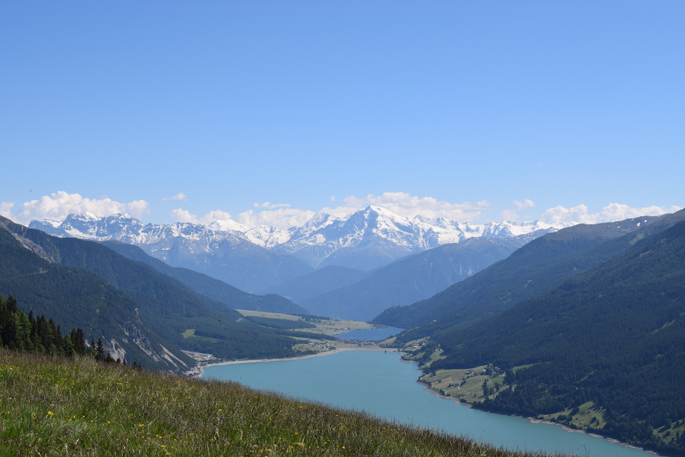 Genieße ein atemberaubendes Panorama am Reschenpass | Reisevergnügen