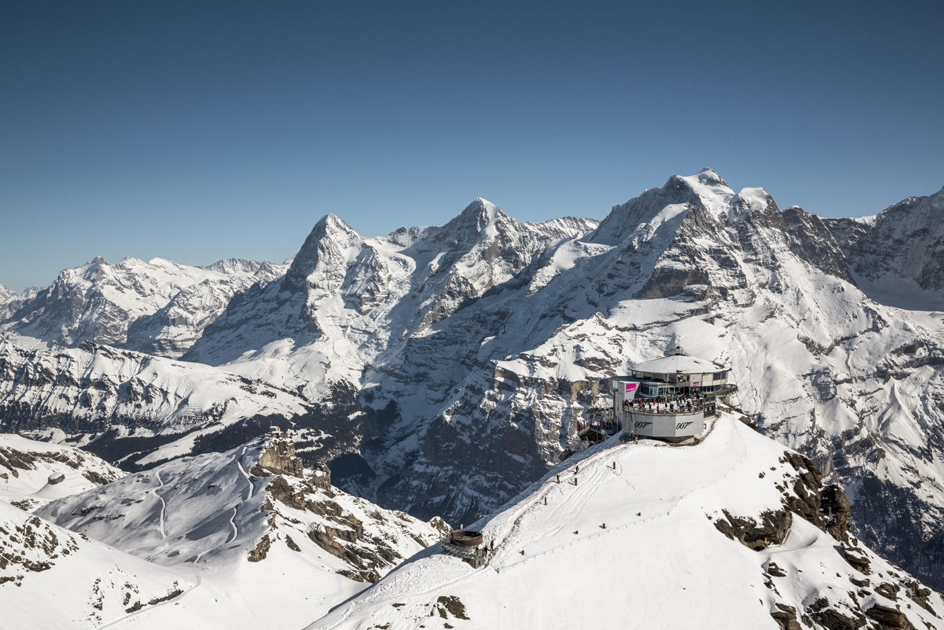 Gönn dir James-Bond-Feeling mit Blick auf die Berner Alpen auf dem ...