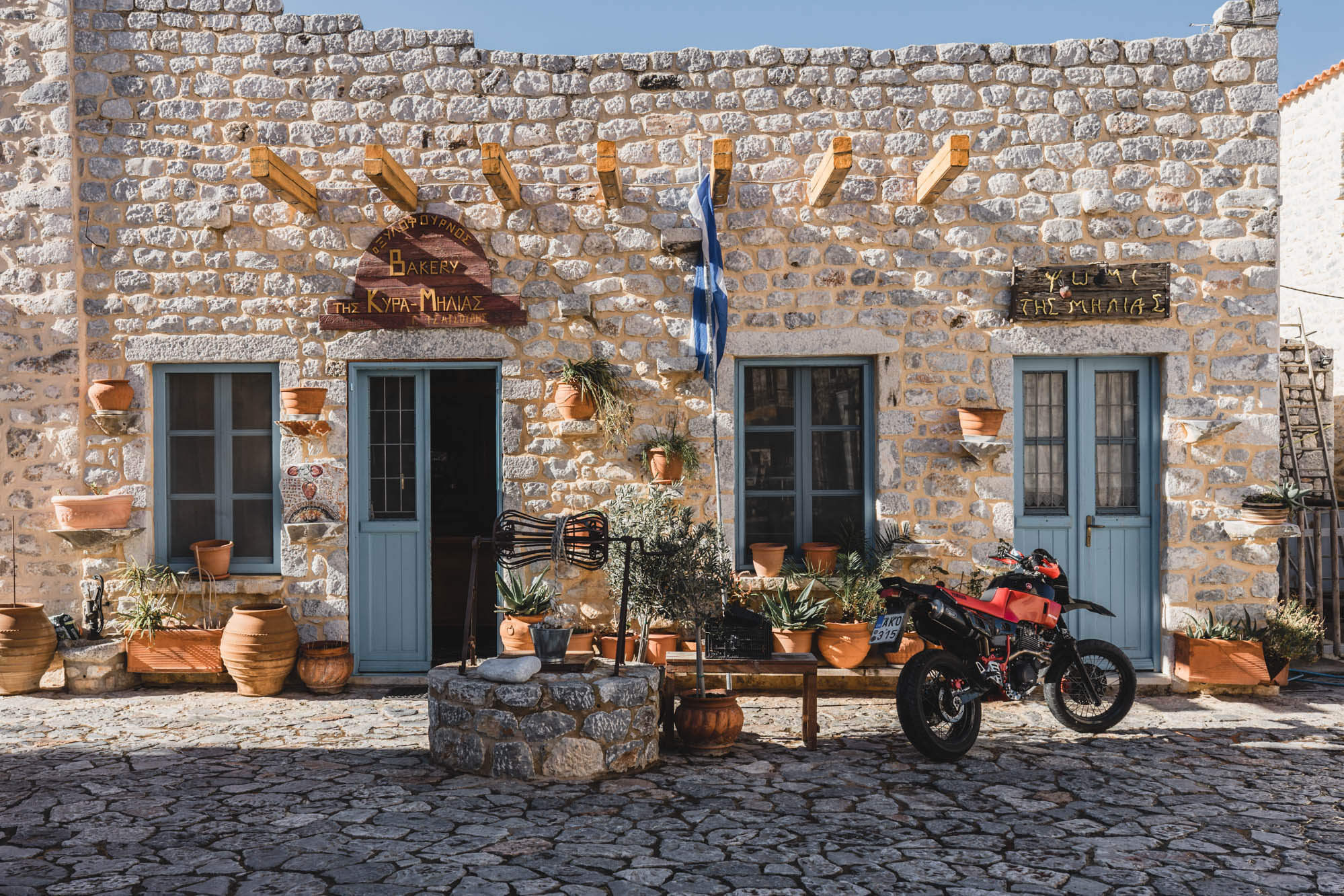 Spaziere durch den süßen Ort Aeropoli | Reisevergnügen