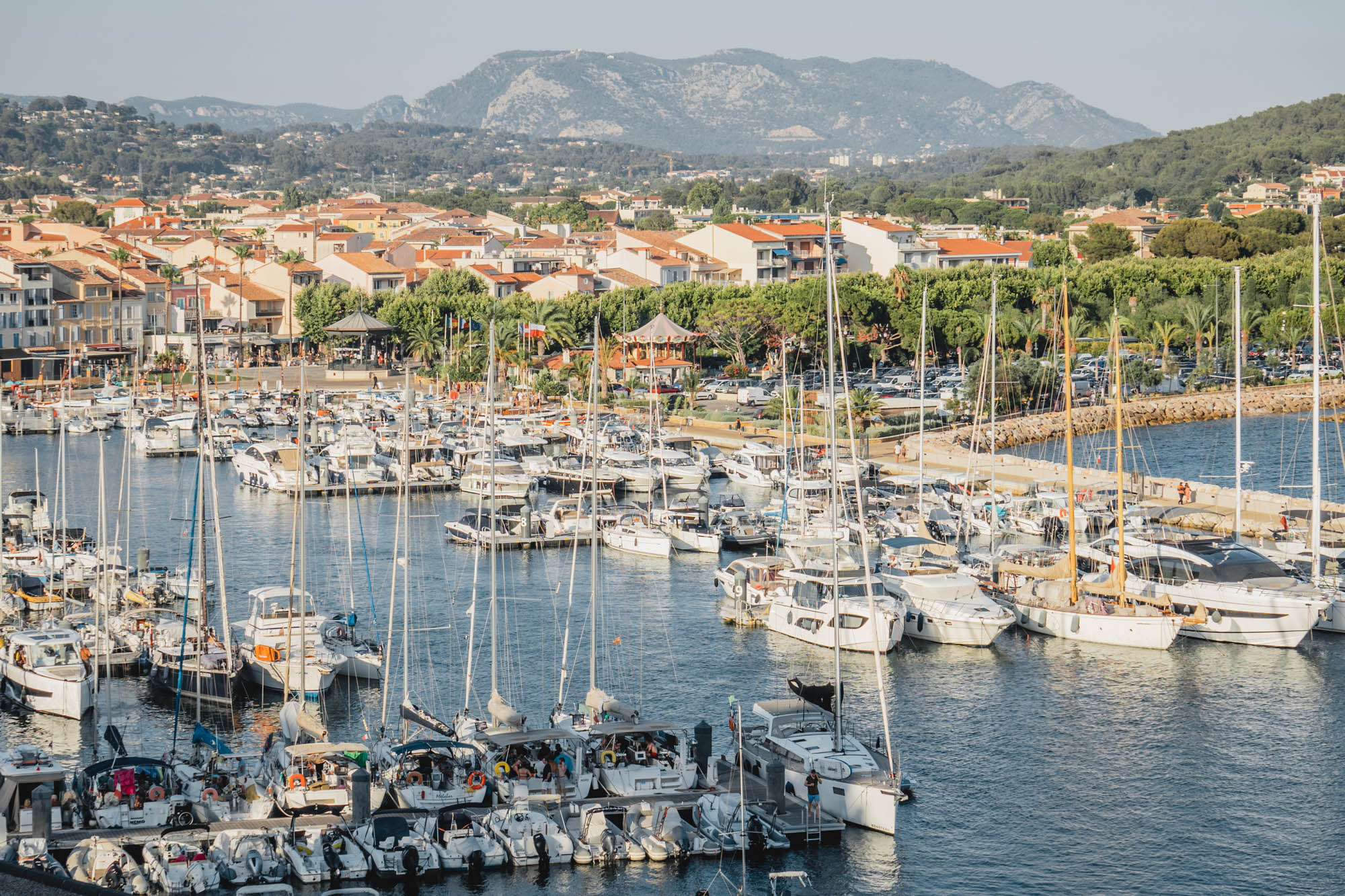 Spaziere durch das kleine Städtchen Sanary-sur-Mer | Reisevergnügen