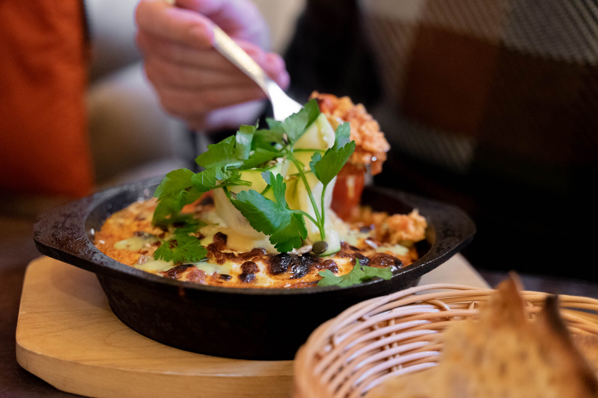 Genieße internationales Frühstück und Menü-Abende im Dankbar Kaffee ...