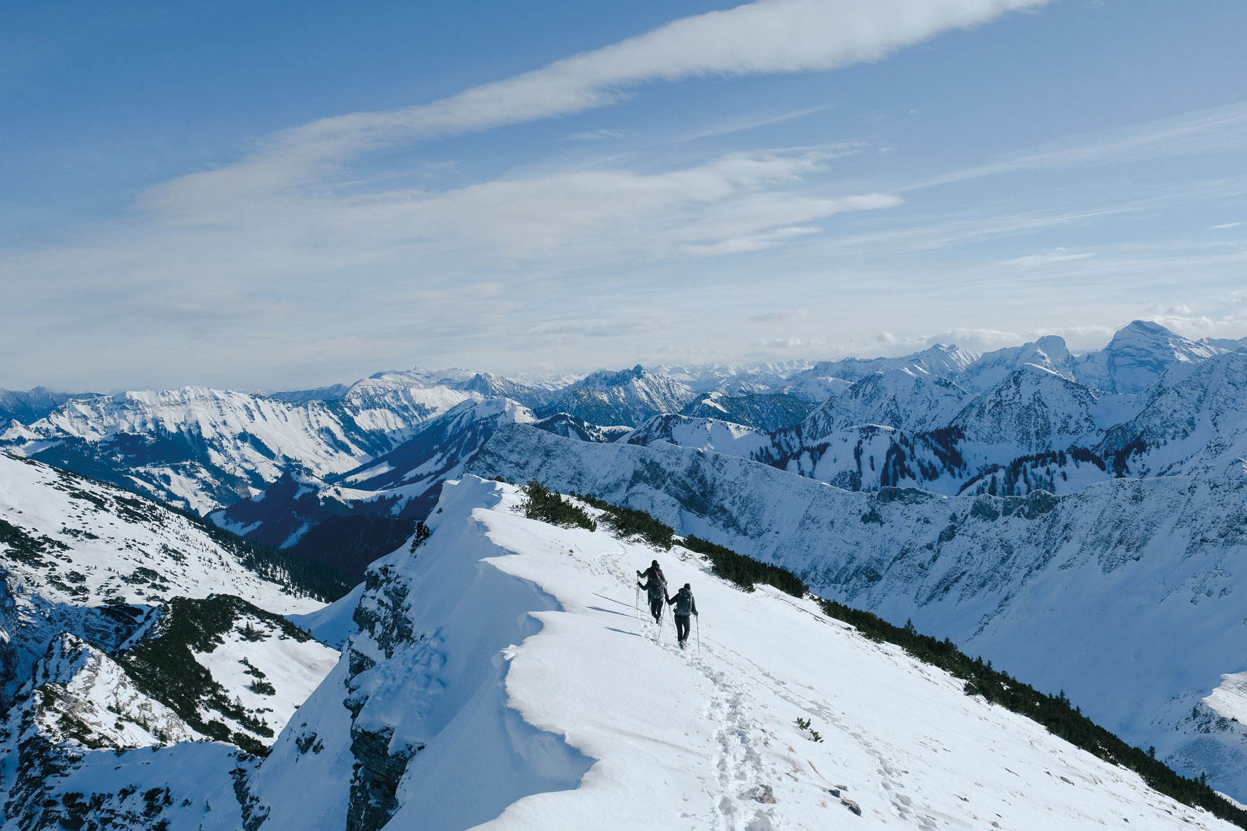 Das Buch “To the Peaks” führt dich zu schönen Wanderungen in den Alpen ...