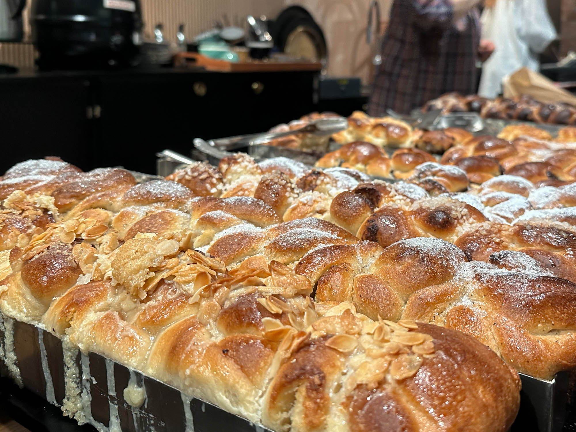 Futtere leckere Zimtschnecken in der Pulla Bakery | Reisevergnügen