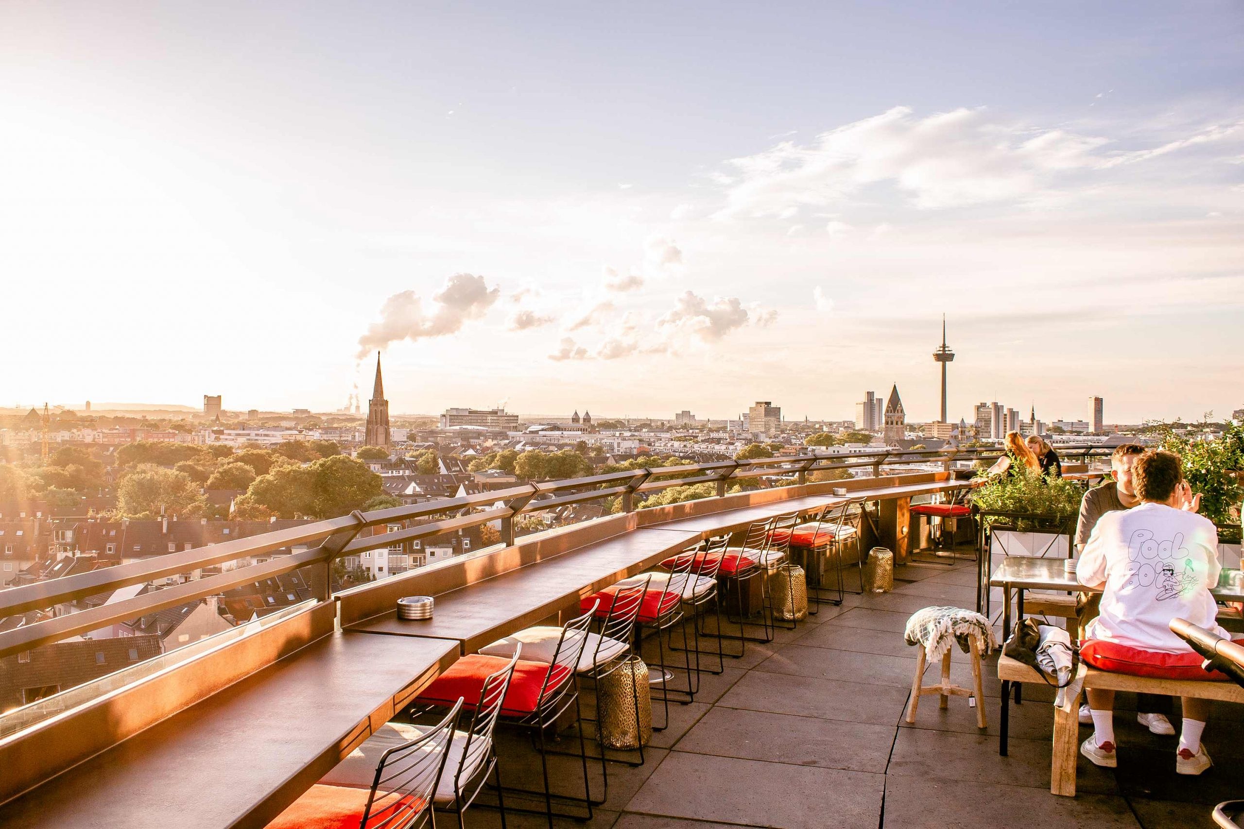 Genieße einen Sundowner mit Blick auf Köln in der Bar Botanik ...