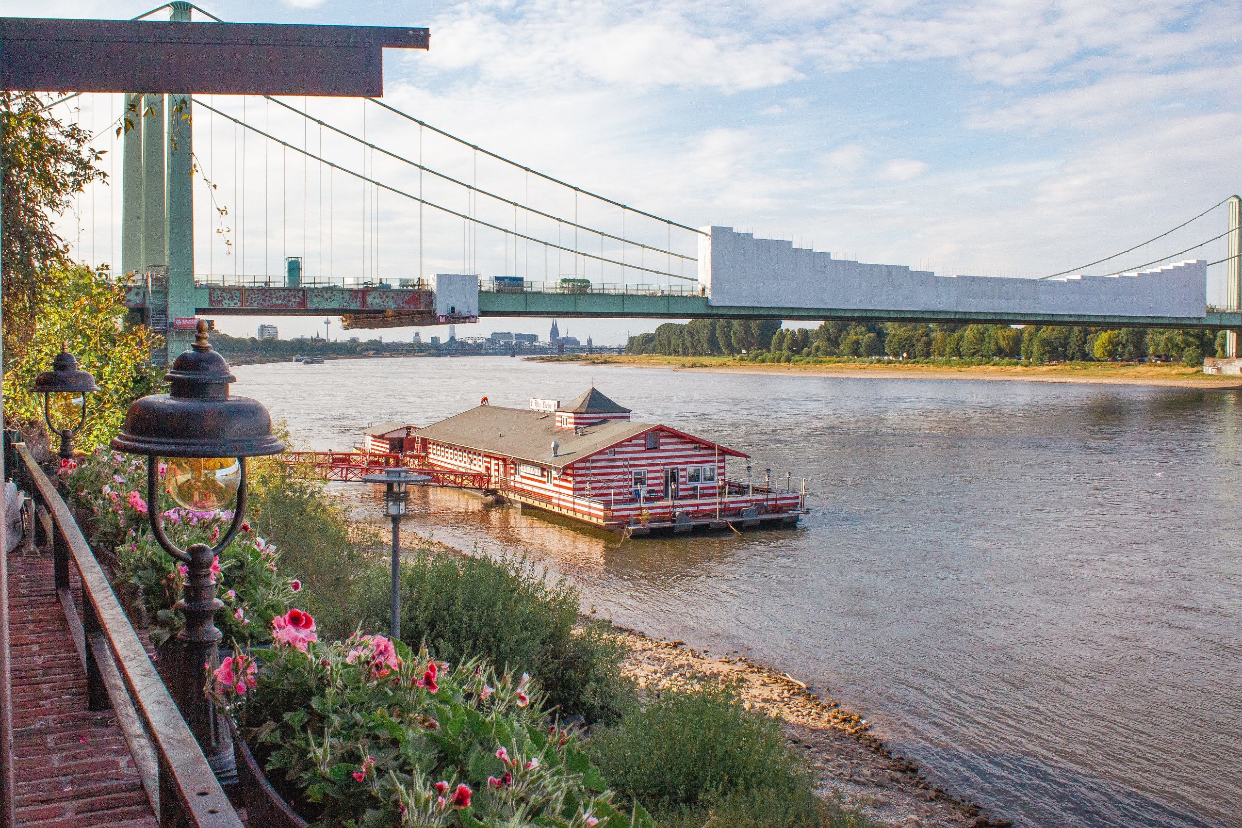 Deftige Küche mit Blick auf den Rhein im Brauhaus Quetsch | Reisevergnügen