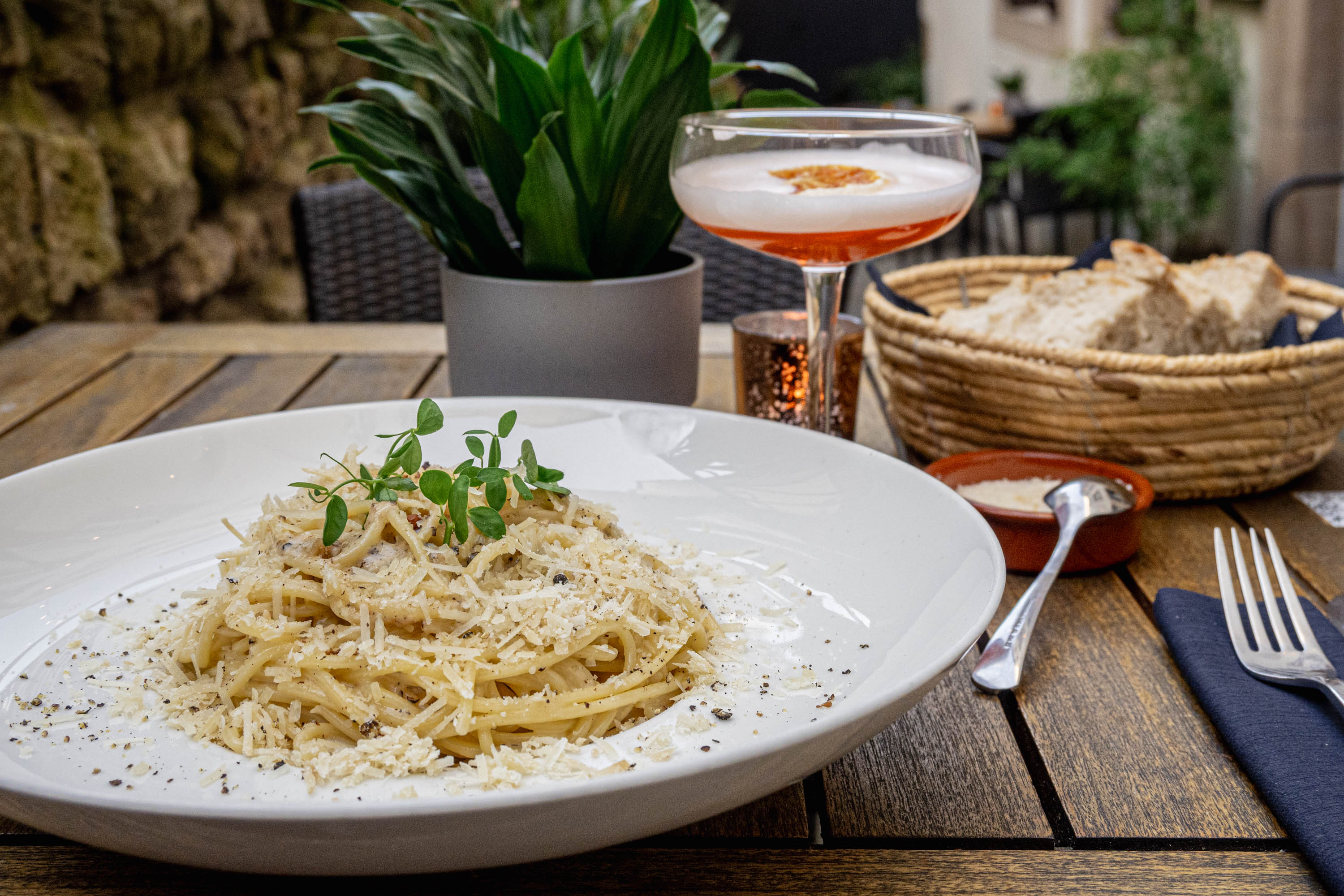 Starte in den Abend mit Pasta und Cocktails im Emilona | Reisevergnügen