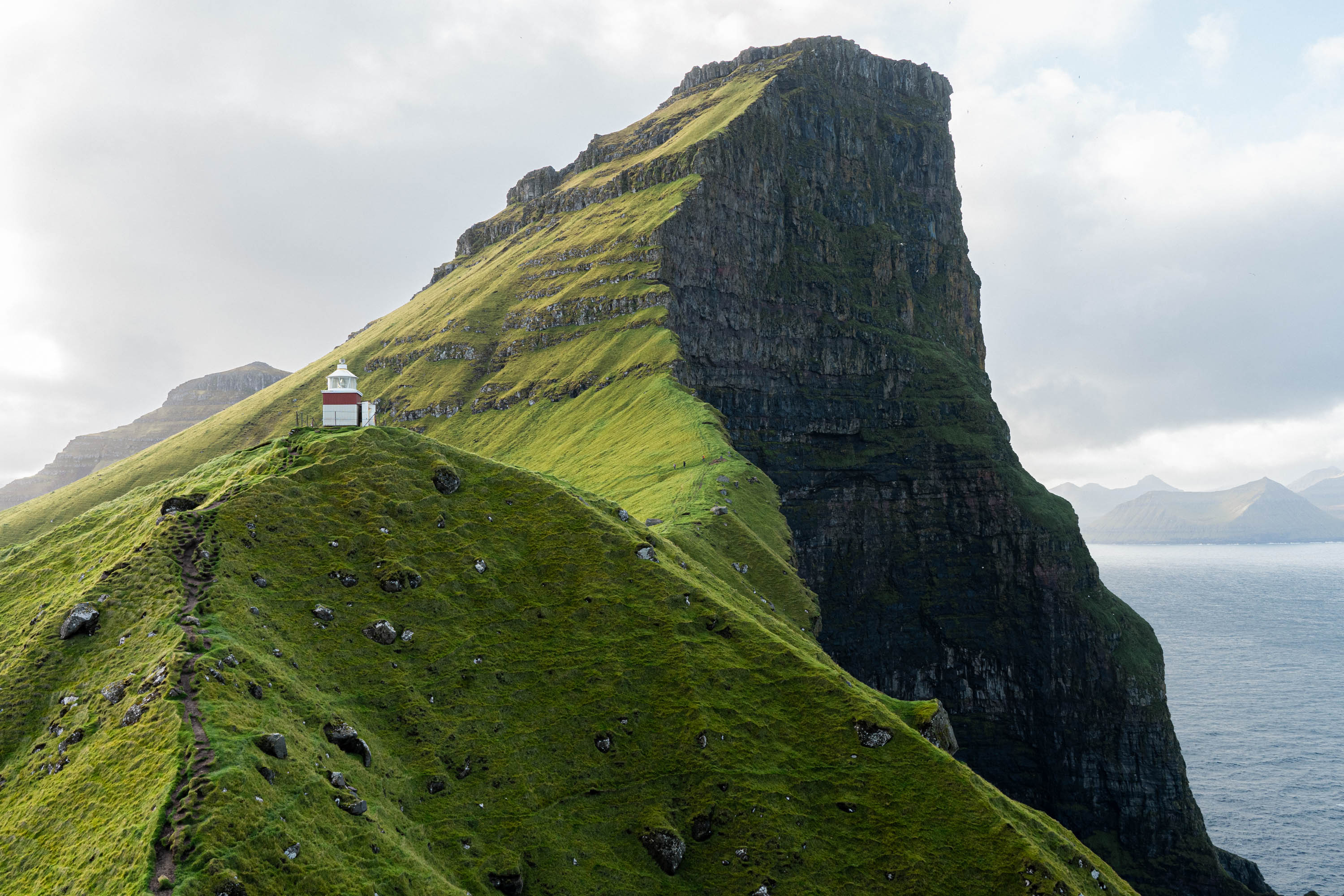 Wandere auf der Insel Kolsoy zum Kallur Leuchtturm | Reisevergnügen